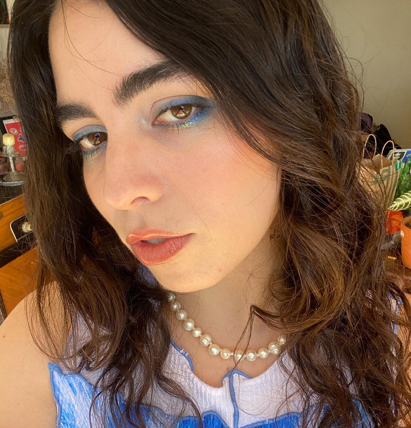 Clara Yolks una cantante que canta directo a los corazones