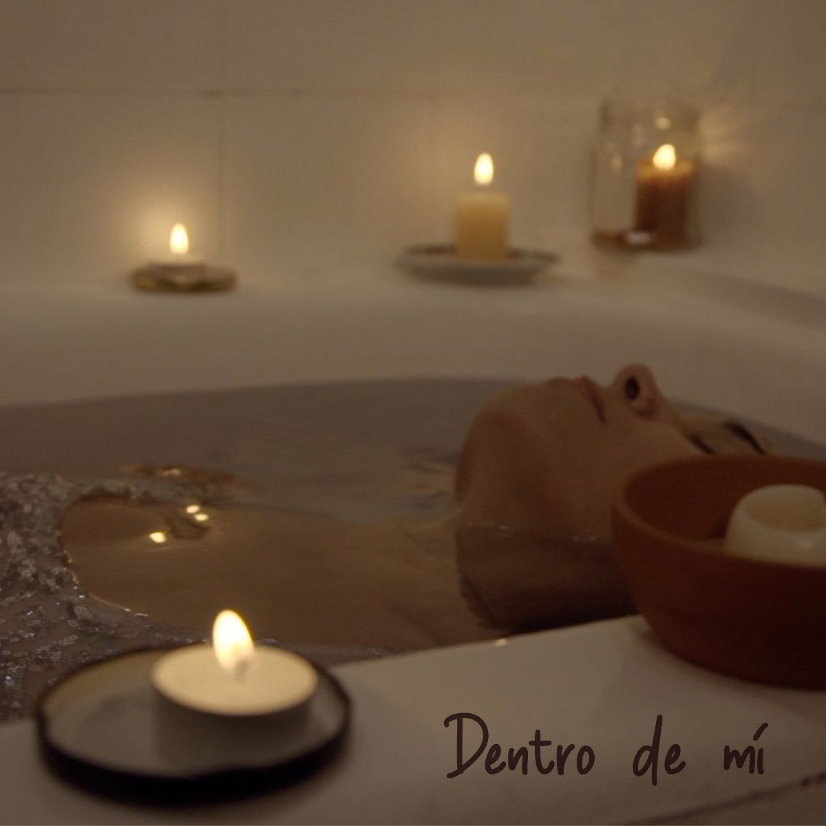Lou Álvarez invita a conectar con «Dentro de Mí» - Bravo Revista